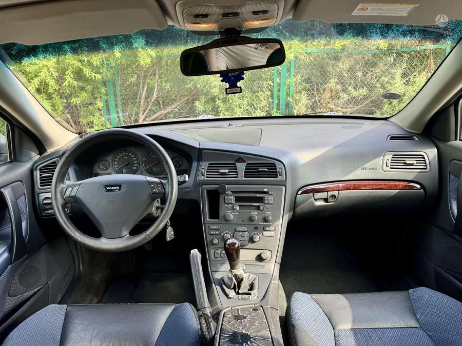 Grey Volvo S60 2002 in Vilnius, with an engine capacity of 2.40 L and mileage of 295 thousand km for 1700 €, photo 9 on AUTOMOTO.COM.LV