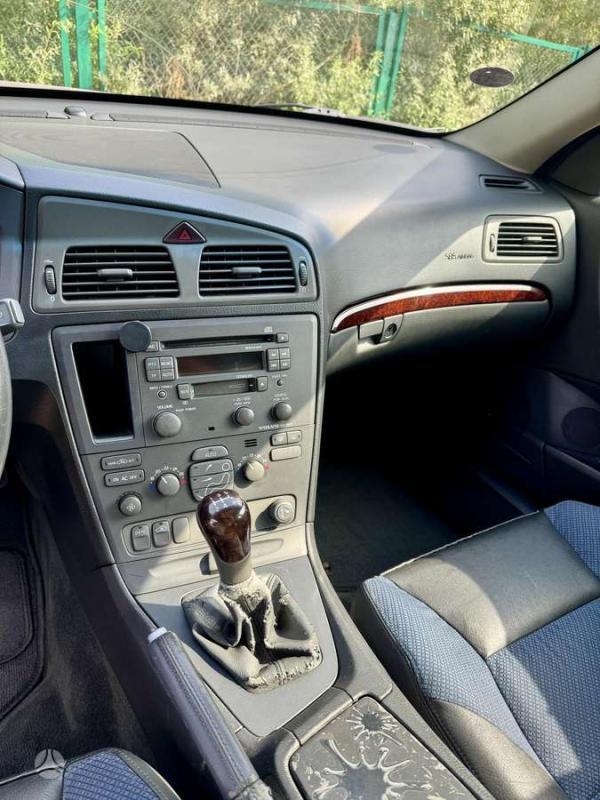 Pelēks Volvo S60 2002 Viļņa, ar dzinēja tilpumu 2.40 L un nobraukumu 295 tūkst. km par 1700 €, foto 9 vietnē AUTOMOTO.COM.LV