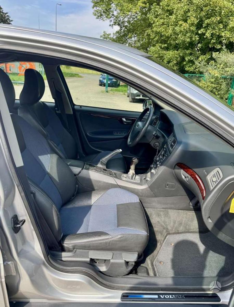 Grey Volvo S60 2002 in Vilnius, with an engine capacity of 2.40 L and mileage of 295 thousand km for 1700 €, photo 11 on AUTOMOTO.COM.LV