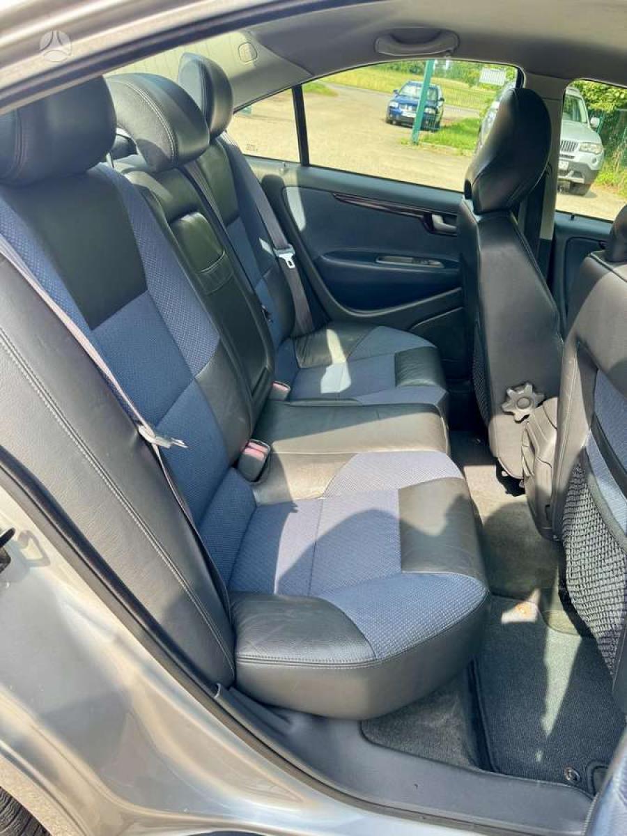 Grey Volvo S60 2002 in Vilnius, with an engine capacity of 2.40 L and mileage of 295 thousand km for 1700 €, photo 13 on AUTOMOTO.COM.LV