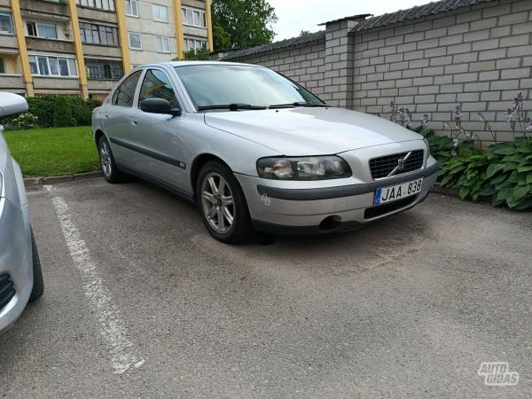Pelēks Volvo S60 2002 Šauļi, ar dzinēja tilpumu 2.40 L un nobraukumu 411 tūkst. km par 1200 €, foto 2 vietnē AUTOMOTO.COM.LV