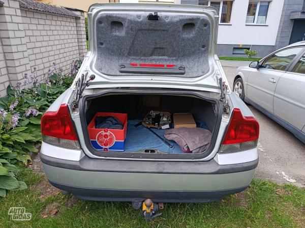 Pelēks Volvo S60 2002 Šauļi, ar dzinēja tilpumu 2.40 L un nobraukumu 411 tūkst. km par 1200 €, foto 4 vietnē AUTOMOTO.COM.LV
