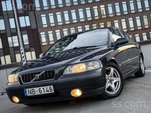 Pelēks Volvo S60 2002 Rīga, ar dzinēja tilpumu 2.40 L un nobraukumu 257 tūkst. km par 2000 €, foto  vietnē AUTOMOTO.COM.LV