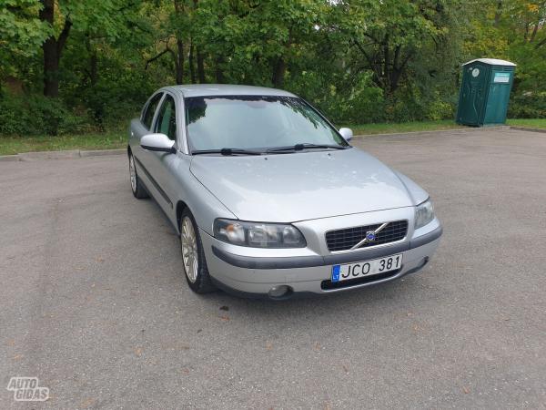 Grey Volvo S60 2002 in Kaunas, with an engine capacity of 2.40 L and mileage of 393 thousand km for 1300 €, photo 1 on AUTOMOTO.COM.LV