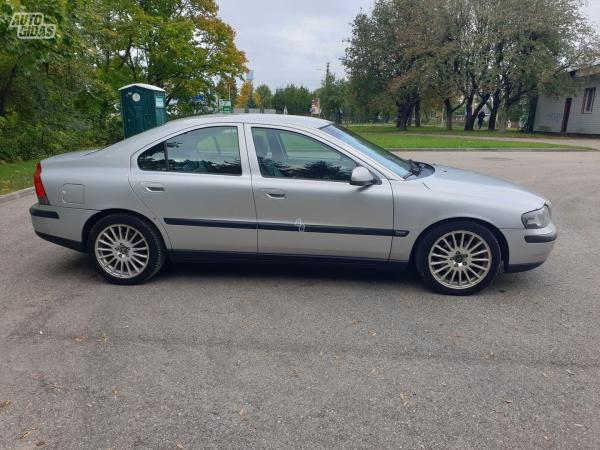 Grey Volvo S60 2002 in Kaunas, with an engine capacity of 2.40 L and mileage of 393 thousand km for 1300 €, photo 4 on AUTOMOTO.COM.LV