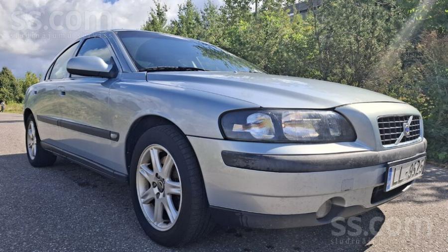Pelēks Volvo S60 2002 Daugavpils, ar dzinēja tilpumu 2.40 L un nobraukumu 288 tūkst. km par 1200 €, foto 1 vietnē AUTOMOTO.COM.LV