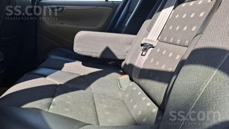 Pelēks Volvo S60 2002 Daugavpils, ar dzinēja tilpumu 2.40 L un nobraukumu 288 tūkst. km par 1200 €, foto 19 vietnē AUTOMOTO.COM.LV