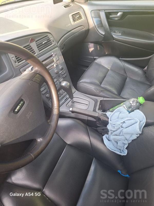 Pelēks Volvo S60 2002 Rīga, ar dzinēja tilpumu 2.40 L un nobraukumu 310 tūkst. km par 1500 €, foto 5 vietnē AUTOMOTO.COM.LV