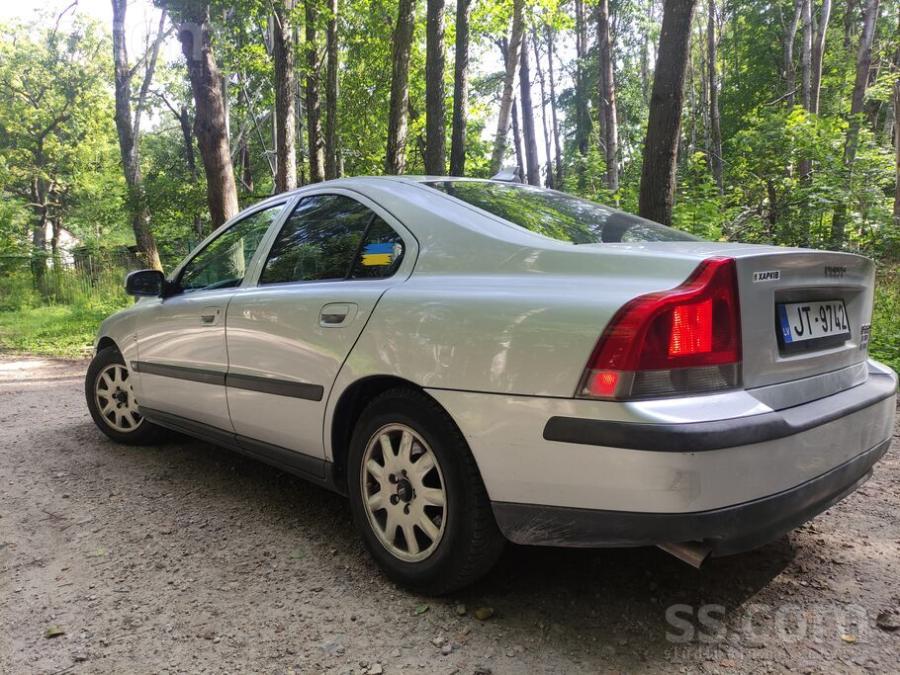 Grey Volvo S60 2002 in Riga, with an engine capacity of 2.40 L and mileage of 400 thousand km for 1250 €, photo 1 on AUTOMOTO.COM.LV