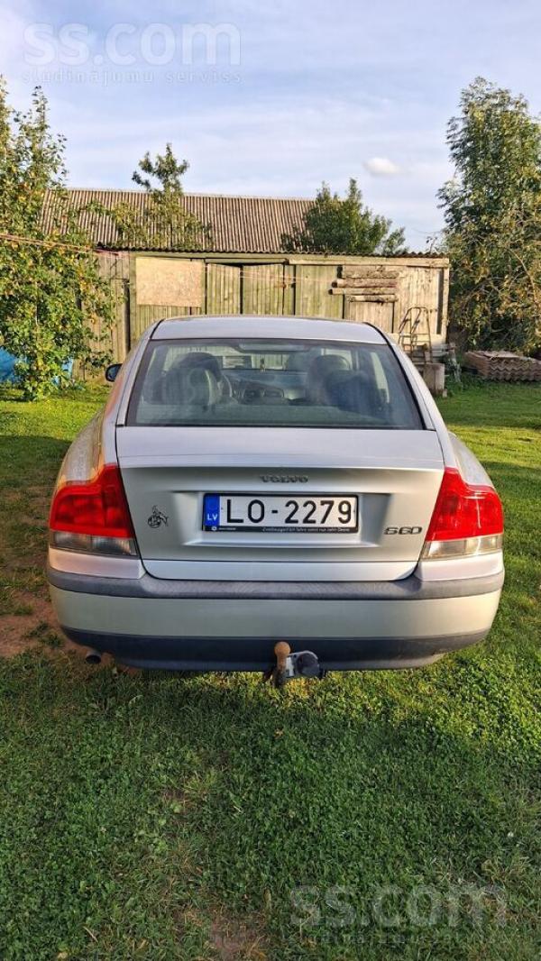 Pelēks Volvo S60 2002 Valka, ar dzinēja tilpumu 2.40 L un nobraukumu 286 tūkst. km par 1500 €, foto 3 vietnē AUTOMOTO.COM.LV