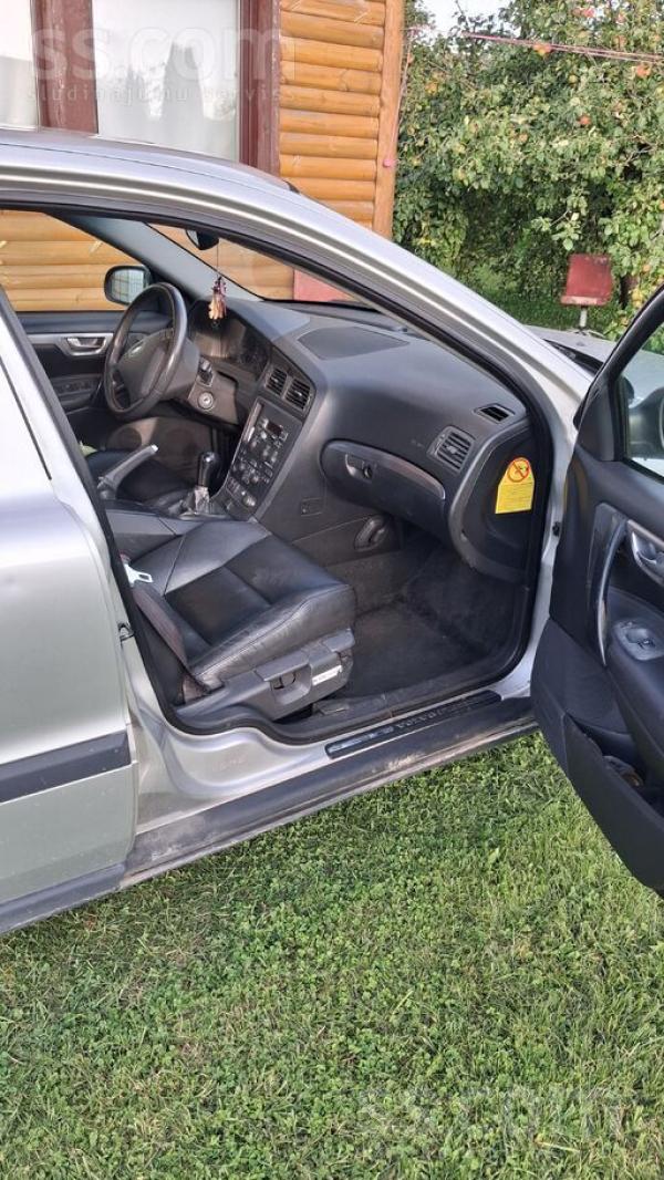 Pelēks Volvo S60 2002 Valka, ar dzinēja tilpumu 2.40 L un nobraukumu 286 tūkst. km par 1500 €, foto 4 vietnē AUTOMOTO.COM.LV