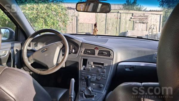 Pelēks Volvo S60 2002 Valka, ar dzinēja tilpumu 2.40 L un nobraukumu 286 tūkst. km par 1500 €, foto 5 vietnē AUTOMOTO.COM.LV