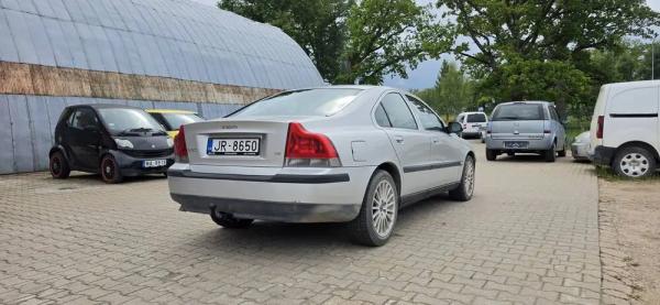 Pelēks Volvo S60 2002 Valmiera, ar dzinēja tilpumu 2.40 L un nobraukumu 315 tūkst. km par 1000 €, foto 3 vietnē AUTOMOTO.COM.LV
