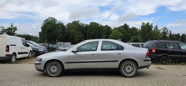 Pelēks Volvo S60 2002 Valmiera, ar dzinēja tilpumu 2.40 L un nobraukumu 315 tūkst. km par 1000 €, foto 5 vietnē AUTOMOTO.COM.LV
