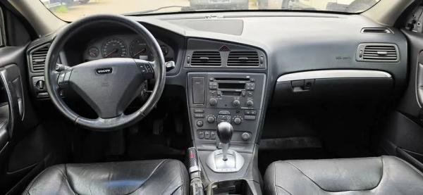 Pelēks Volvo S60 2002 Valmiera, ar dzinēja tilpumu 2.40 L un nobraukumu 315 tūkst. km par 1000 €, foto 7 vietnē AUTOMOTO.COM.LV