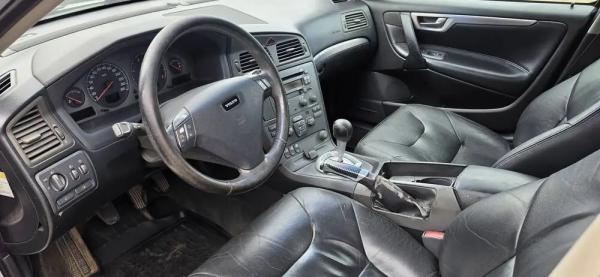 Pelēks Volvo S60 2002 Valmiera, ar dzinēja tilpumu 2.40 L un nobraukumu 315 tūkst. km par 1000 €, foto 8 vietnē AUTOMOTO.COM.LV