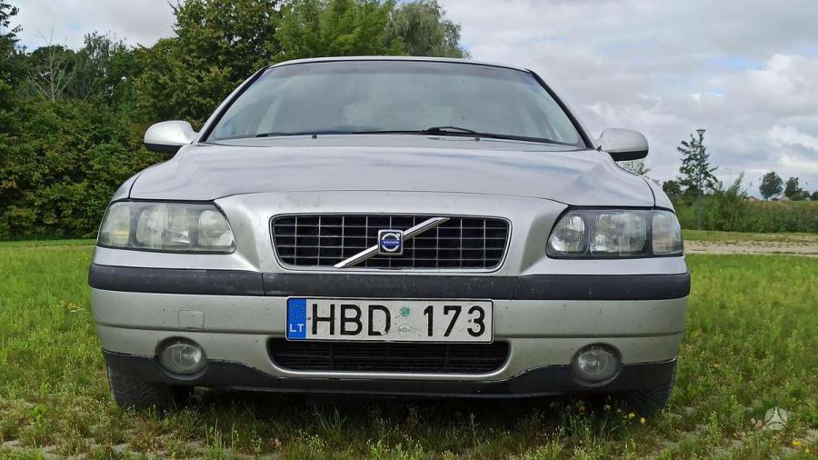 Grey Volvo S60 2002 in Pakruojis, with an engine capacity of 2.40 L and mileage of 344 thousand km for 599 €, photo 1 on AUTOMOTO.COM.LV