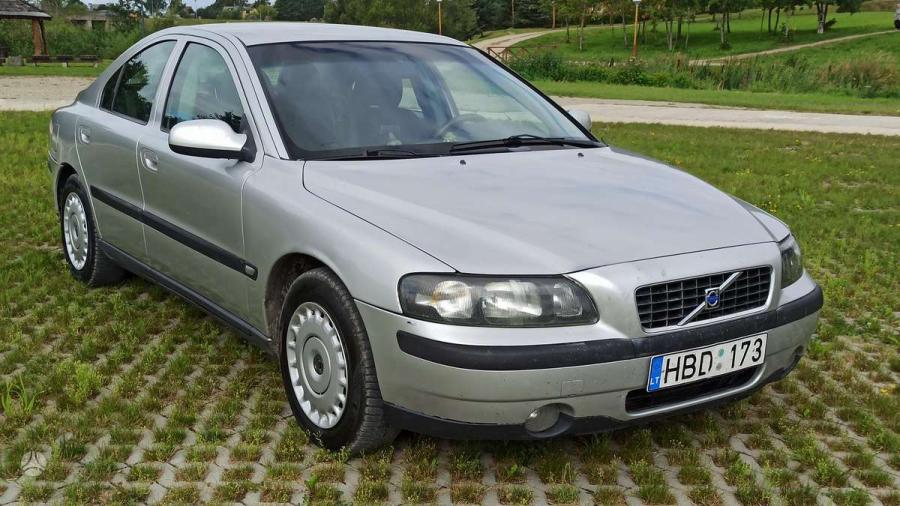 Grey Volvo S60 2002 in Pakruojis, with an engine capacity of 2.40 L and mileage of 344 thousand km for 599 €, photo 3 on AUTOMOTO.COM.LV