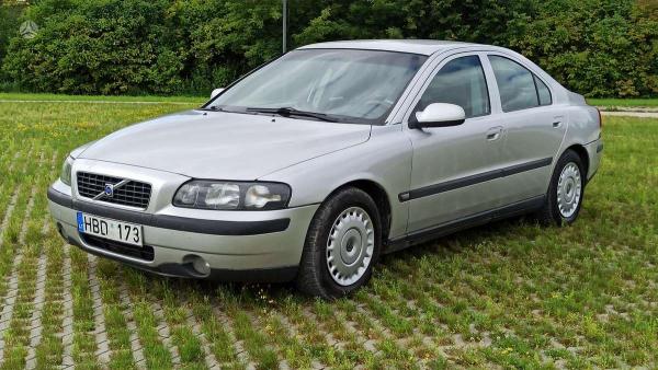 Grey Volvo S60 2002 in Pakruojis, with an engine capacity of 2.40 L and mileage of 344 thousand km for 599 €, photo 4 on AUTOMOTO.COM.LV