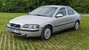 Grey Volvo S60 2002 in Pakruojis, with an engine capacity of 2.40 L and mileage of 344 thousand km for 599 €, photo 4 on AUTOMOTO.COM.LV