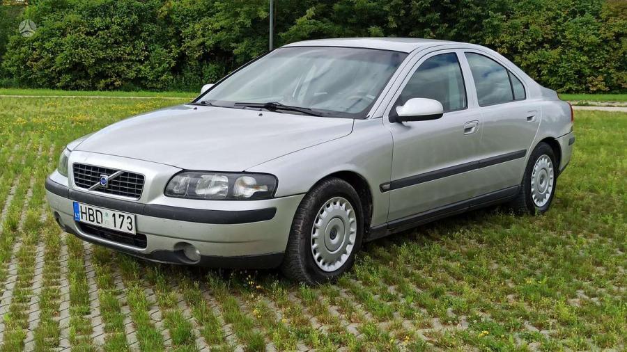 Grey Volvo S60 2002 in Pakruojis, with an engine capacity of 2.40 L and mileage of 344 thousand km for 599 €, photo 4 on AUTOMOTO.COM.LV