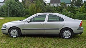 Grey Volvo S60 2002 in Pakruojis, with an engine capacity of 2.40 L and mileage of 344 thousand km for 599 €, photo 5 on AUTOMOTO.COM.LV