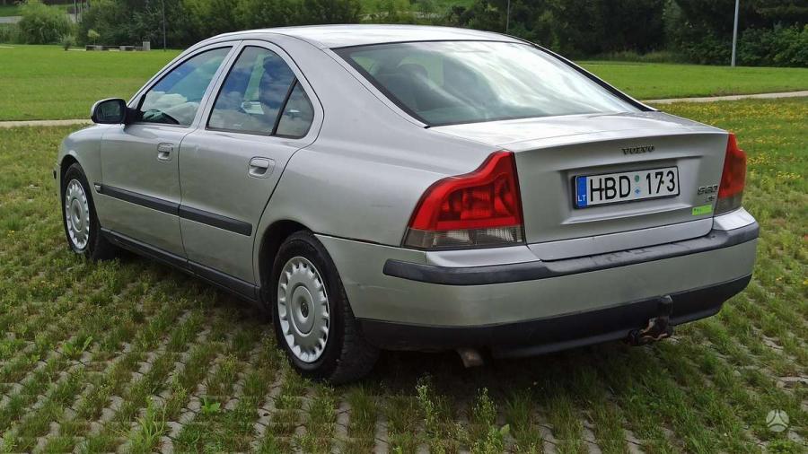 Grey Volvo S60 2002 in Pakruojis, with an engine capacity of 2.40 L and mileage of 344 thousand km for 599 €, photo 6 on AUTOMOTO.COM.LV
