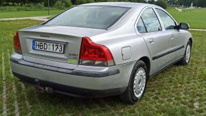 Grey Volvo S60 2002 in Pakruojis, with an engine capacity of 2.40 L and mileage of 344 thousand km for 599 €, photo 7 on AUTOMOTO.COM.LV