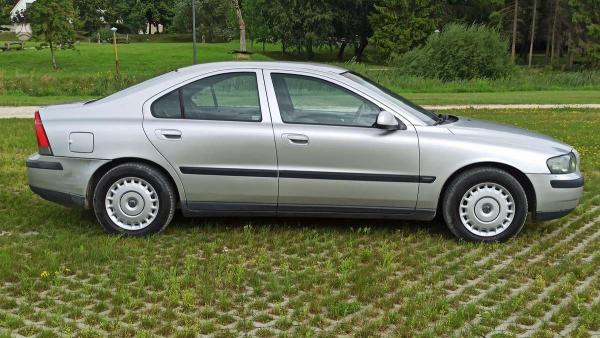 Grey Volvo S60 2002 in Pakruojis, with an engine capacity of 2.40 L and mileage of 344 thousand km for 599 €, photo 8 on AUTOMOTO.COM.LV
