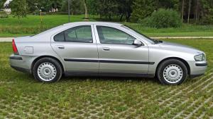Grey Volvo S60 2002 in Pakruojis, with an engine capacity of 2.40 L and mileage of 344 thousand km for 599 €, photo 8 on AUTOMOTO.COM.LV
