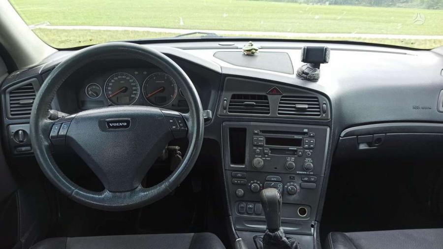 Grey Volvo S60 2002 in Pakruojis, with an engine capacity of 2.40 L and mileage of 344 thousand km for 599 €, photo 9 on AUTOMOTO.COM.LV