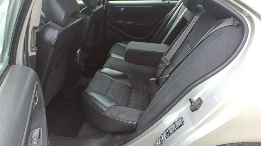 Grey Volvo S60 2002 in Pakruojis, with an engine capacity of 2.40 L and mileage of 344 thousand km for 599 €, photo 12 on AUTOMOTO.COM.LV