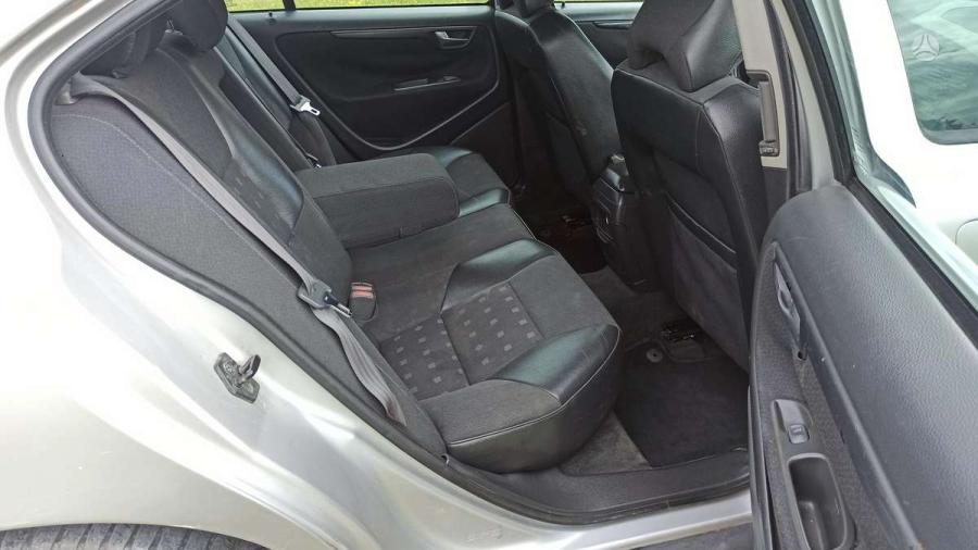 Grey Volvo S60 2002 in Pakruojis, with an engine capacity of 2.40 L and mileage of 344 thousand km for 599 €, photo 13 on AUTOMOTO.COM.LV