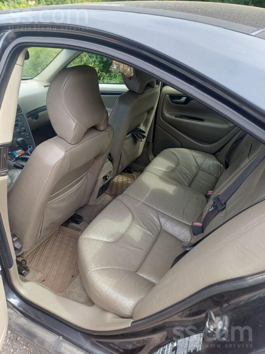 Grey Volvo S60 2002 in Cesis, with an engine capacity of 2.40 L and mileage of 425 thousand km for 500 €, photo 6 on AUTOMOTO.COM.LV