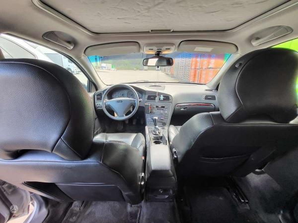 Pelēks Volvo S60 2002 Viļņa, ar dzinēja tilpumu 2.40 L un nobraukumu 341 tūkst. km par 1600 €, foto 1 vietnē AUTOMOTO.COM.LV
