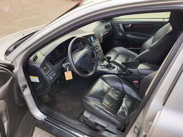 Pelēks Volvo S60 2002 Viļņa, ar dzinēja tilpumu 2.40 L un nobraukumu 341 tūkst. km par 1600 €, foto 6 vietnē AUTOMOTO.COM.LV