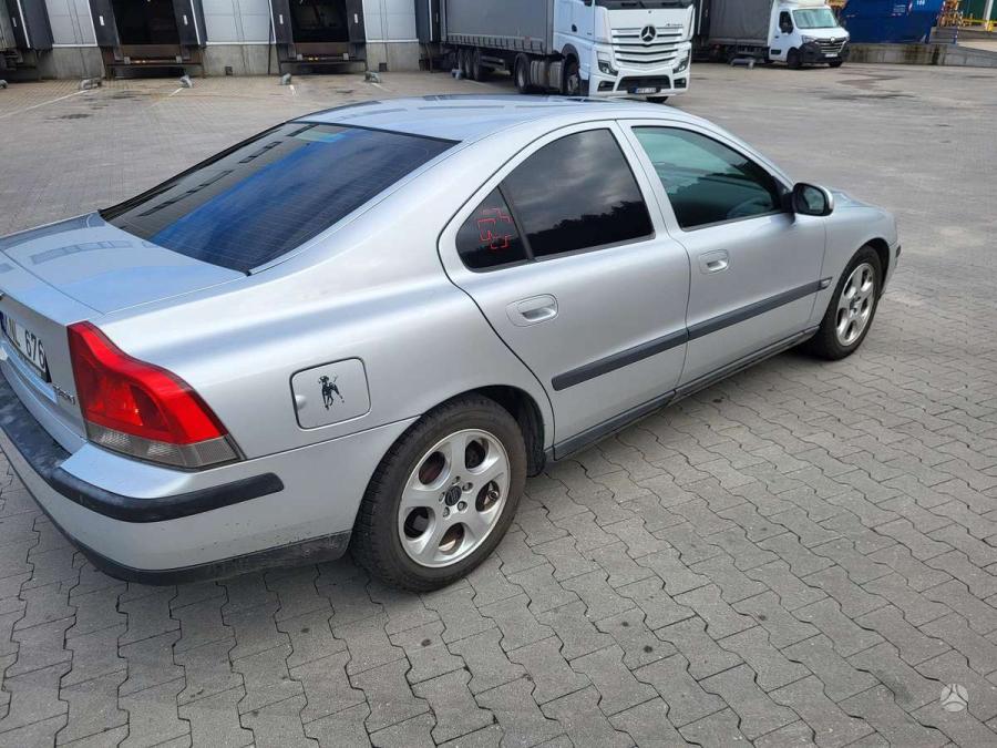 Pelēks Volvo S60 2002 Viļņa, ar dzinēja tilpumu 2.40 L un nobraukumu 341 tūkst. km par 1600 €, foto 7 vietnē AUTOMOTO.COM.LV