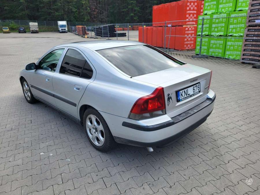 Pelēks Volvo S60 2002 Viļņa, ar dzinēja tilpumu 2.40 L un nobraukumu 341 tūkst. km par 1600 €, foto 12 vietnē AUTOMOTO.COM.LV