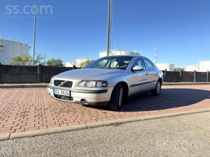 Pelēks Volvo S60 2002 Ventspils, ar dzinēja tilpumu 2.40 L un nobraukumu 391 tūkst. km par 1995 €, foto 1 vietnē AUTOMOTO.COM.LV
