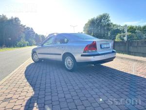Pelēks Volvo S60 2002 Ventspils, ar dzinēja tilpumu 2.40 L un nobraukumu 391 tūkst. km par 1995 €, foto 5 vietnē AUTOMOTO.COM.LV