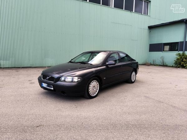 Pelēks Volvo S60 2002 Kauņa, ar dzinēja tilpumu 2.40 L un nobraukumu 350 tūkst. km par 950 €, foto 1 vietnē AUTOMOTO.COM.LV