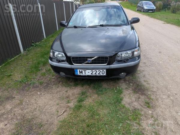 Pelēks Volvo S60 2002 Daugavpils, ar dzinēja tilpumu 2.40 L un nobraukumu 220 tūkst. km par 1500 €, foto 1 vietnē AUTOMOTO.COM.LV