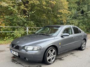 Pelēks Volvo S60 2002 Viļņa, ar dzinēja tilpumu 2.40 L un nobraukumu 300 tūkst. km par 900 €, foto  vietnē AUTOMOTO.COM.LV