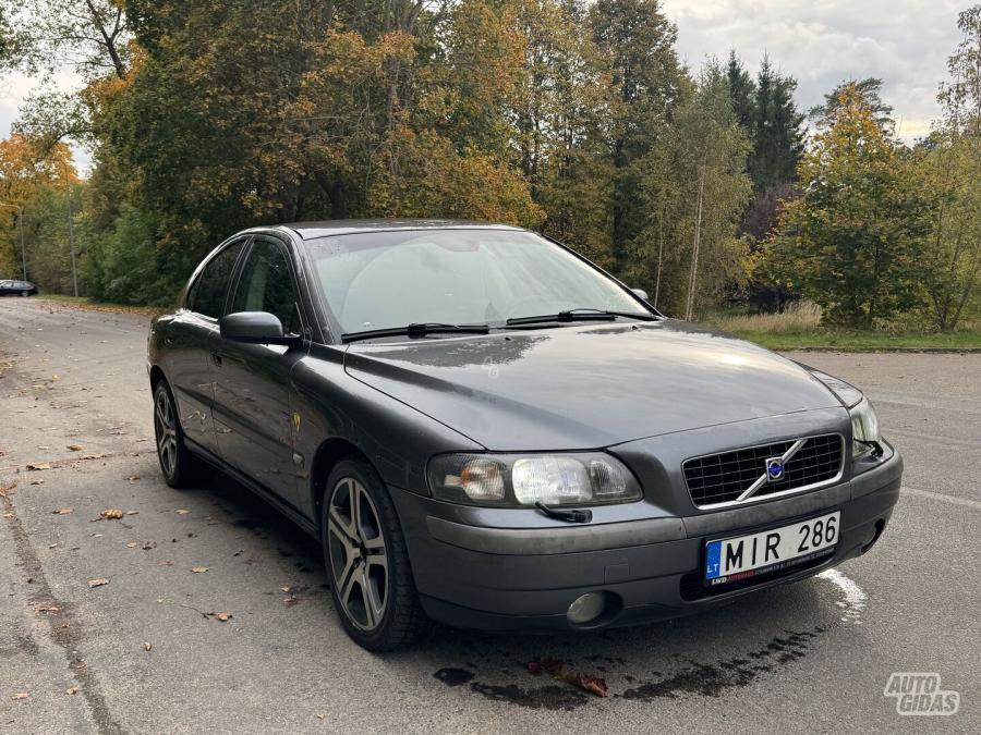 Pelēks Volvo S60 2002 Viļņa, ar dzinēja tilpumu 2.40 L un nobraukumu 300 tūkst. km par 900 €, foto 3 vietnē AUTOMOTO.COM.LV