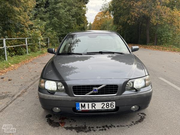 Grey Volvo S60 2002 in Vilnius, with an engine capacity of 2.40 L and mileage of 300 thousand km for 900 €, photo 4 on AUTOMOTO.COM.LV