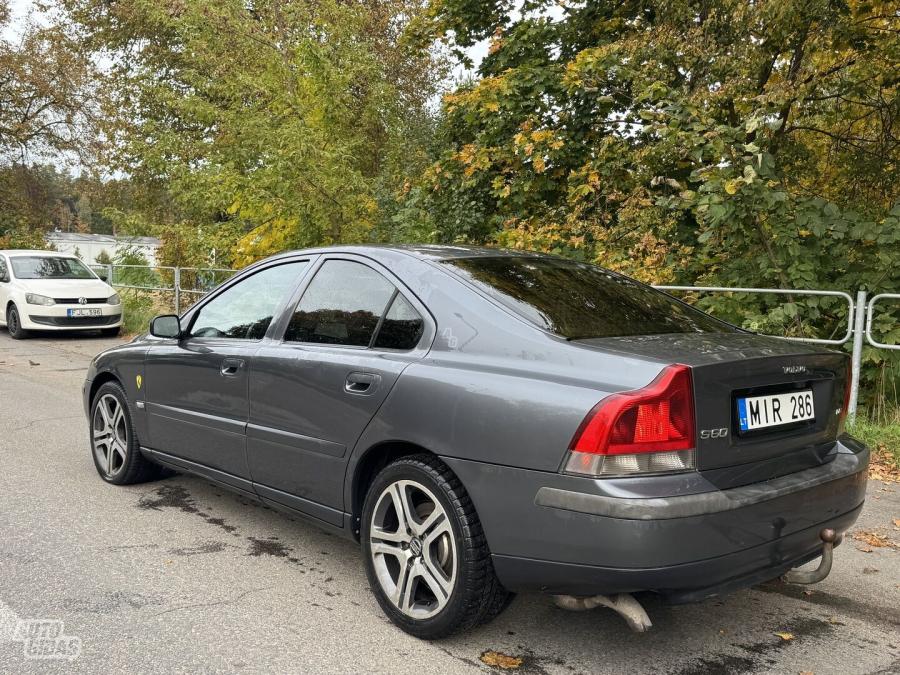 Pelēks Volvo S60 2002 Viļņa, ar dzinēja tilpumu 2.40 L un nobraukumu 300 tūkst. km par 900 €, foto 5 vietnē AUTOMOTO.COM.LV