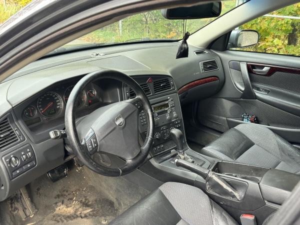 Grey Volvo S60 2002 in Vilnius, with an engine capacity of 2.40 L and mileage of 300 thousand km for 900 €, photo 8 on AUTOMOTO.COM.LV