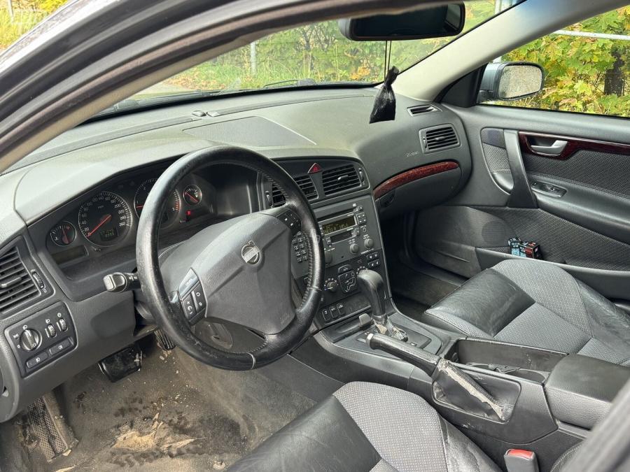 Pelēks Volvo S60 2002 Viļņa, ar dzinēja tilpumu 2.40 L un nobraukumu 300 tūkst. km par 900 €, foto 8 vietnē AUTOMOTO.COM.LV