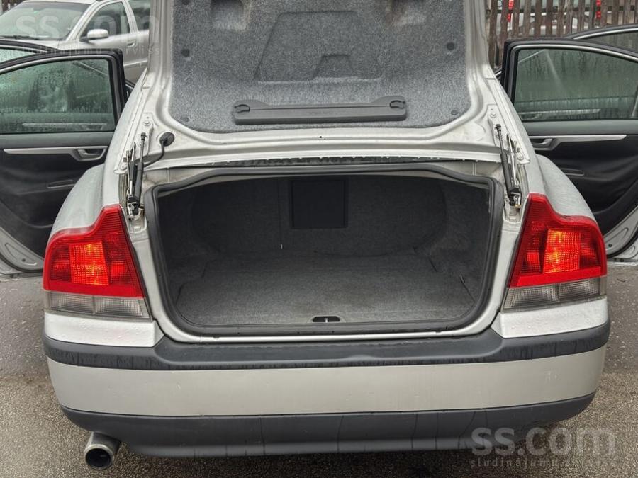 Pelēks Volvo S60 2003 Rīga, ar dzinēja tilpumu 2.40 L un nobraukumu 221 tūkst. km par 2750 €, foto 15 vietnē AUTOMOTO.COM.LV