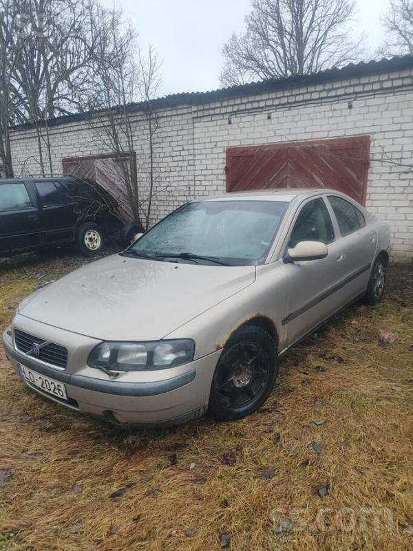 Grey Volvo S60 2003 in Gulbene, with an engine capacity of 2.40 L and mileage of 399 thousand km for 800 €, photo 1 on AUTOMOTO.COM.LV